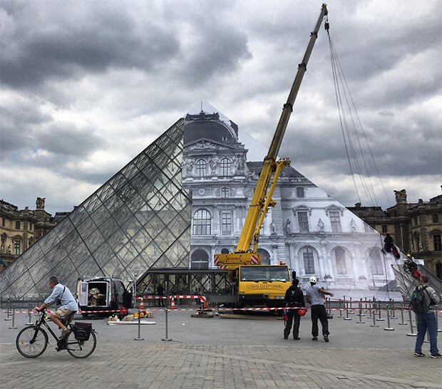 Watch JR disappear the Louvre’s pyramid – Phaidon